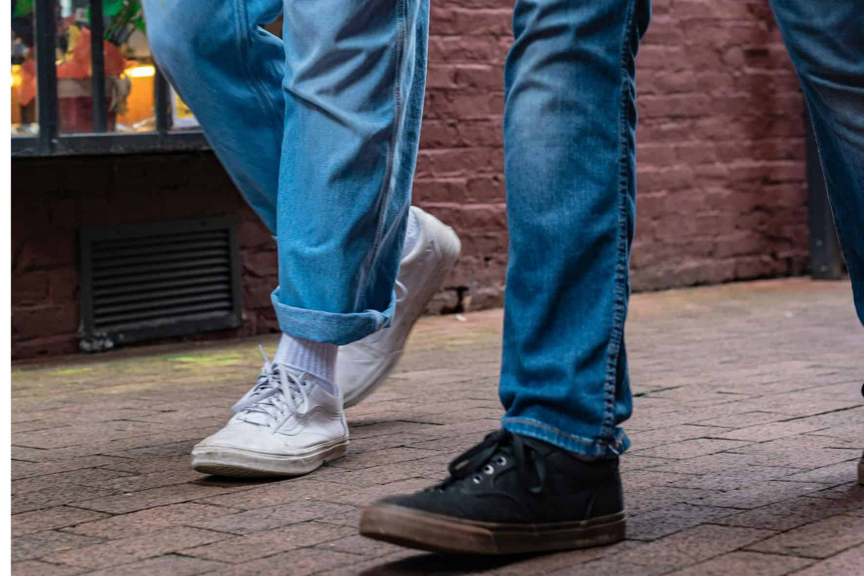 Los beneficios inesperados de caminar hacia atrás - Oasis Nerd
